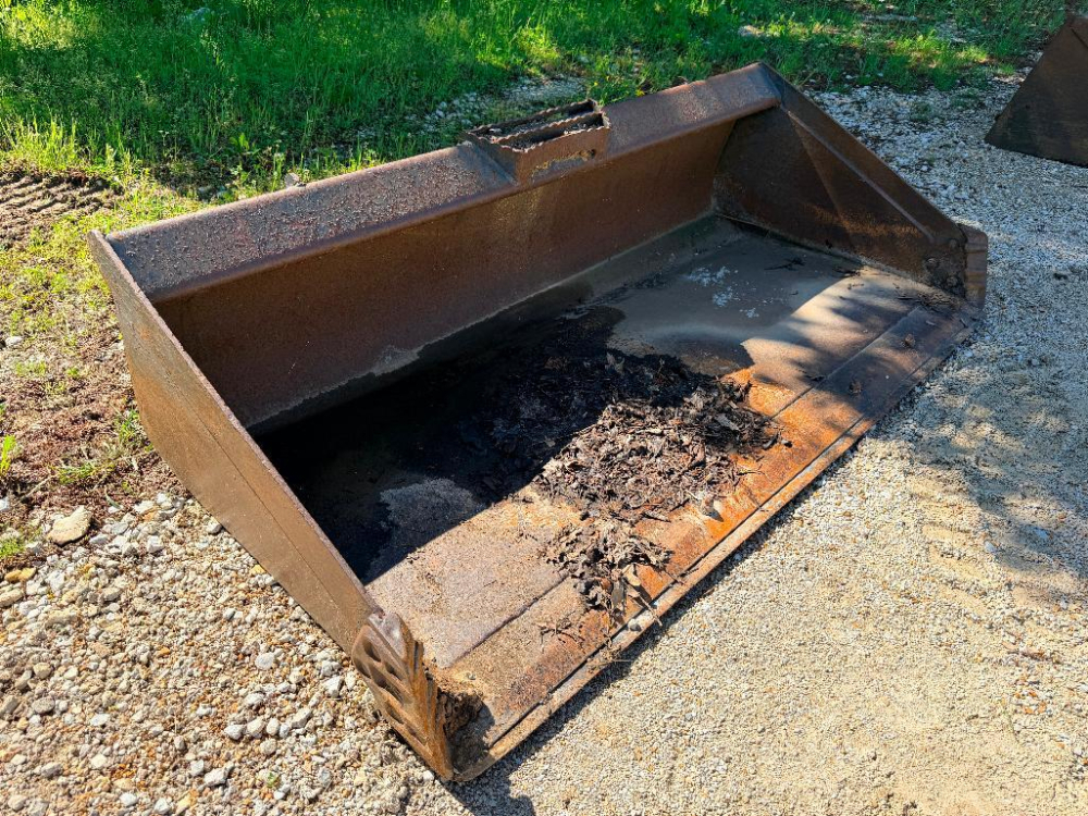 SKID STEER MATERIAL / SNOW BUCKET WITH QUICK ATTACH MOUNT. HIGH ...
