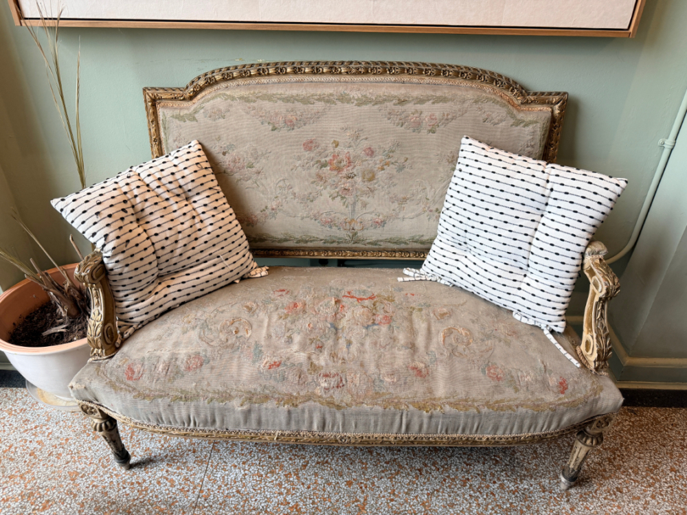 LOUIS XVI STYLE UPHOLSTERED SETTEE / CANAPÉ