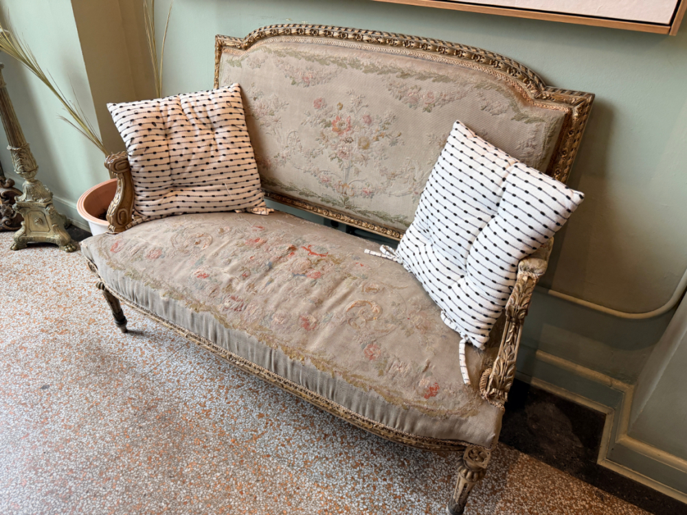 LOUIS XVI STYLE UPHOLSTERED SETTEE / CANAPÉ