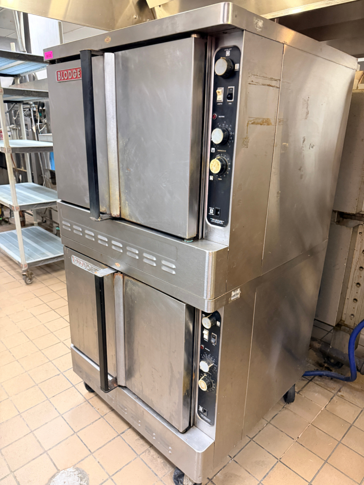 BLODGETT DOUBLE STACK GAS CONVECTION OVEN. BLODGETT.
